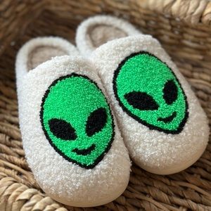 Manifesting Daydreams | Shoes | Manifesting Daydreams Alien Face Sherpa ...